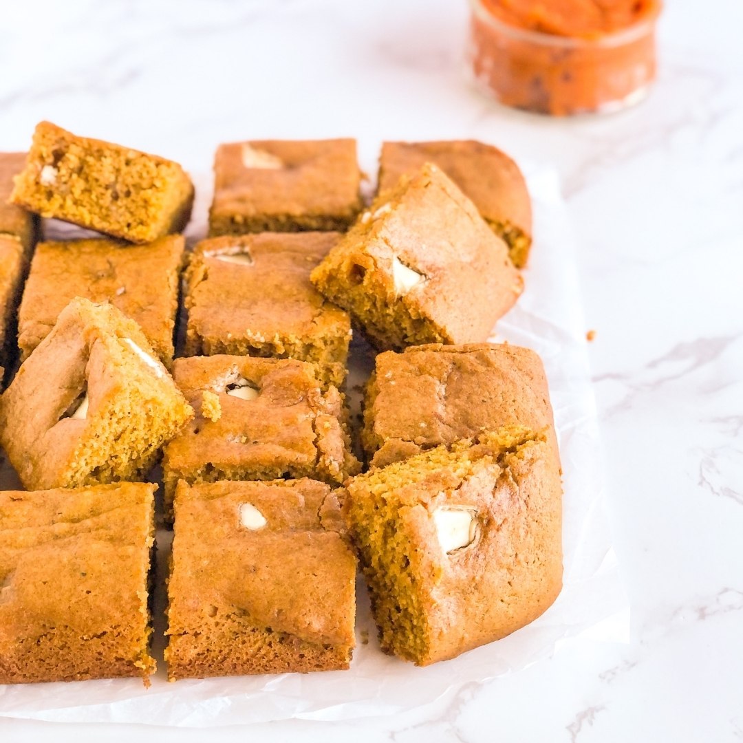 Easy & Moist Pumpkin Spice Cake Bars with White Chocolate
